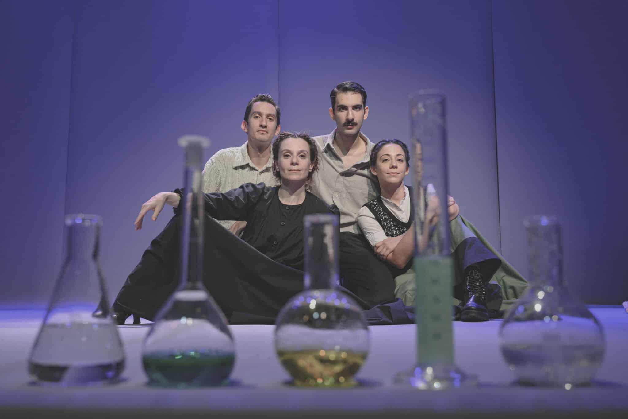 "Η ΑΠΟΛΟΓΙΑ ΤΗΣ ΜΑΡΙ ΚΙΟΥΡΙ" Θέατρο Αποθήκη - Art & Press