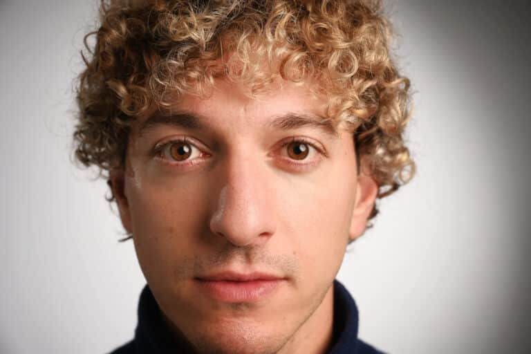 Η ΣΥΜΜΟΡΙΑ ΤΟΥ ΜΕΣΟΝΥΚΤΙΟΥ - ΘΕΑΤΡΟ ΑΝΕΣΙΣ - ΠΑΙΔΙΚΗ ΣΚΗΝΗ - Art & Press